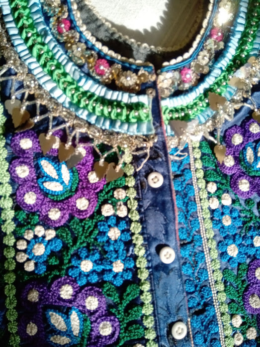 Kroj z tekovskej truhlice – KROJE